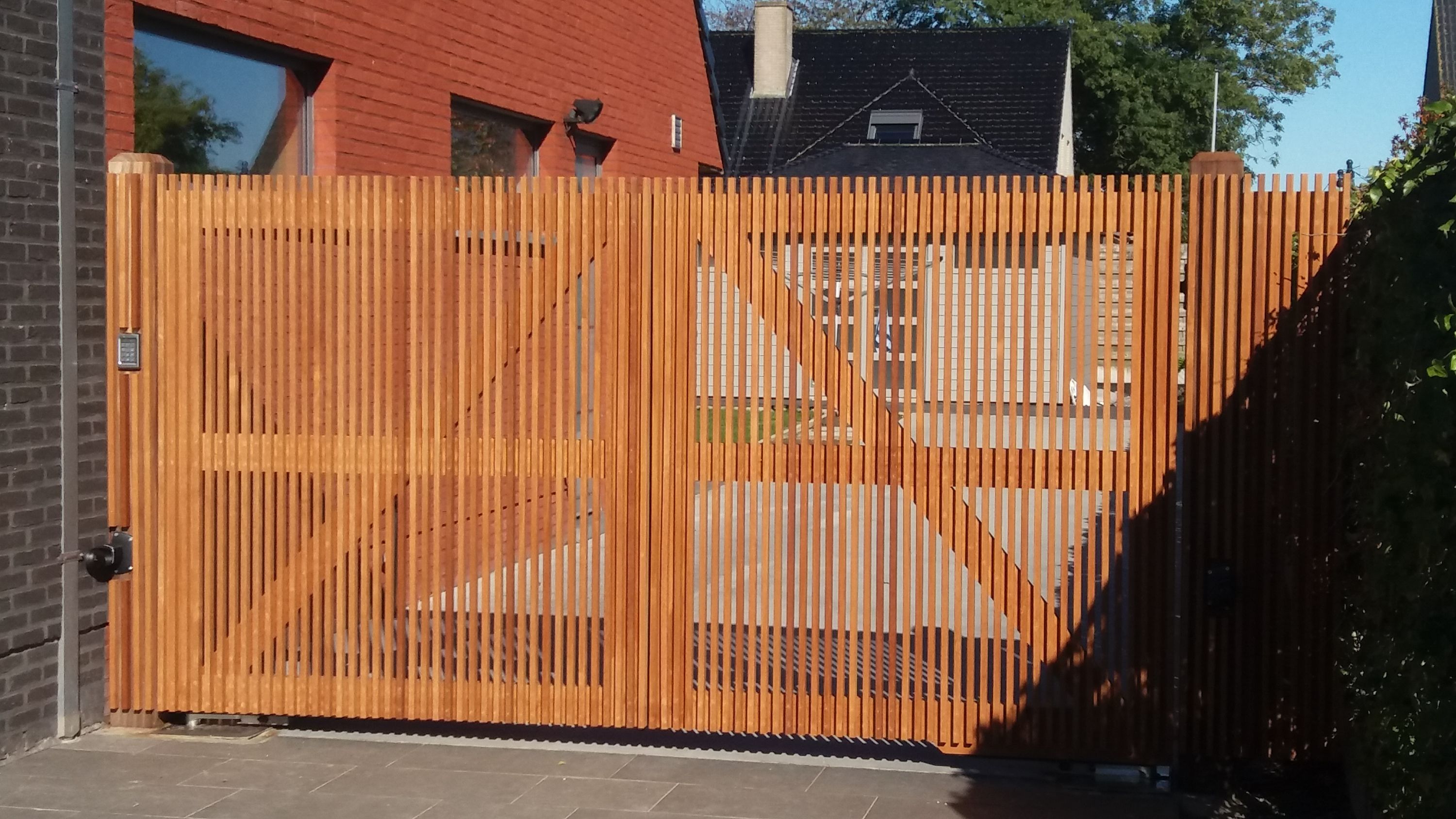 Houten poort met latten - Realisaties - SDC poorten