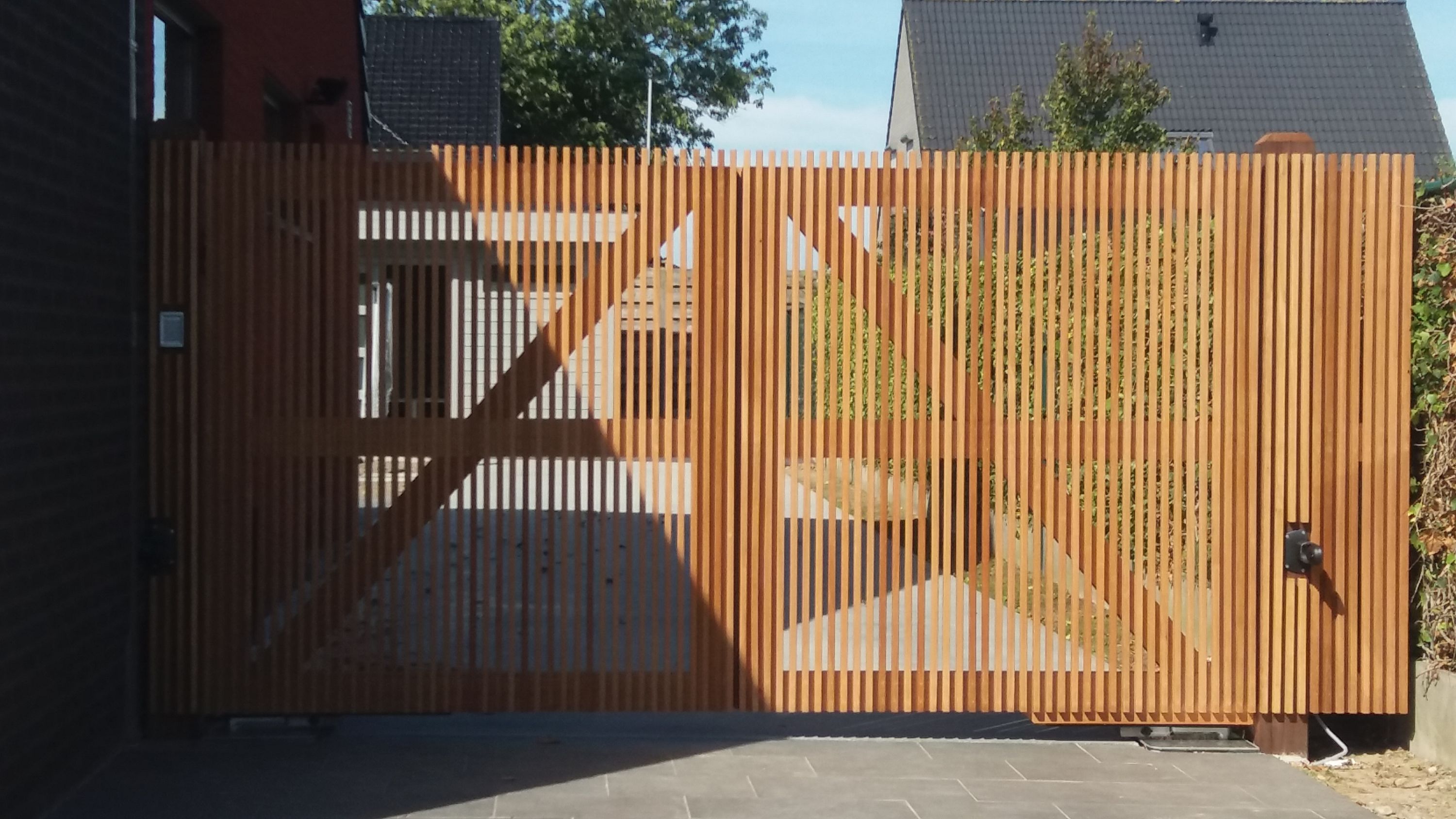 Houten poort met latten - Realisaties - SDC poorten